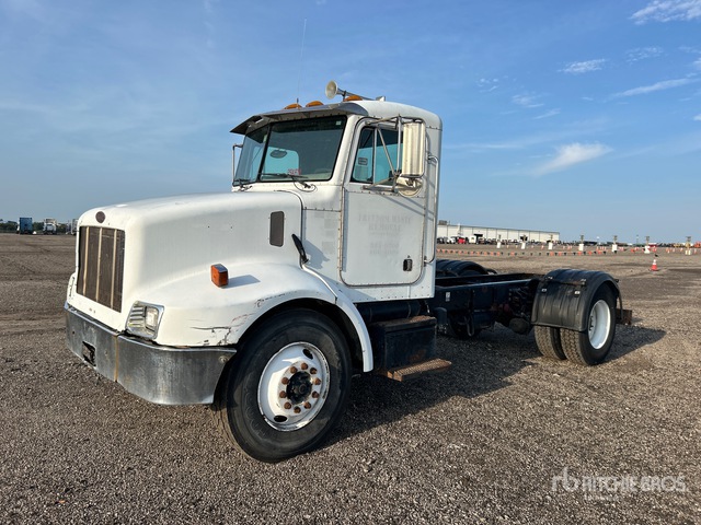 2003 Peterbilt 330 4x2 Furgoneta caja cerrada | Ritchie Bros. Auctioneers