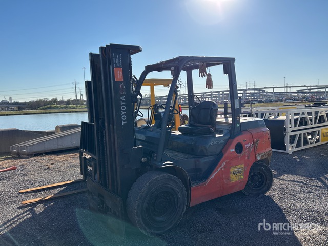 2017 Toyota 8FG45U 8500 lb Pneumatic Tire Forklift | Ritchie Bros ...
