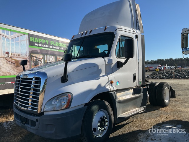 2015 Freightliner Cascadia 125 4x2 S/A Day Cab Truck Tractor ...