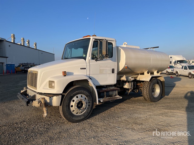 2001 Freightliner FL70 2000 gal 4x2 Water Truck | Ritchie Bros. Auctioneers