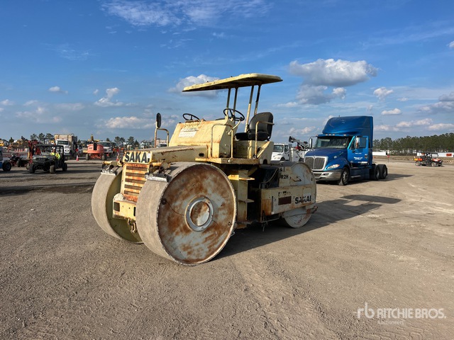 2002 Sakai R2H 3 Wheel Roller | Ritchie Bros. Auctioneers