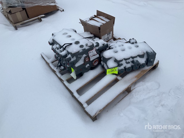 Quantity of (2) Hitachi Hydraulic Valve Blocks Pièces diverses ...