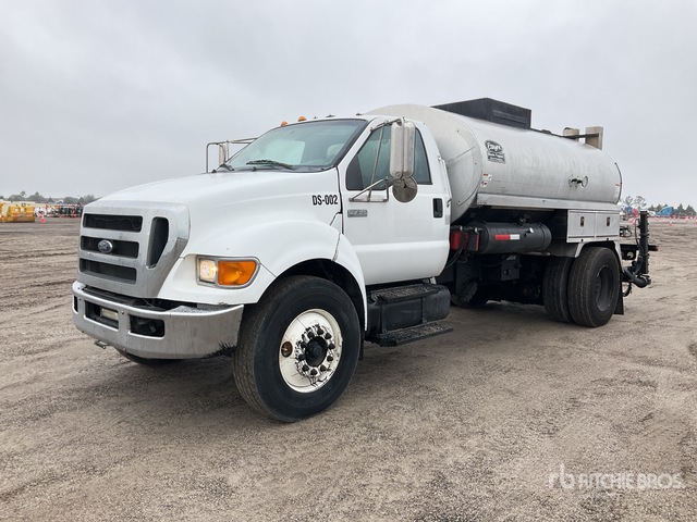 Etnyre CENT II 1750 gal on 2011 Ford F-750 XL 4x2 Camion épandeur d ...