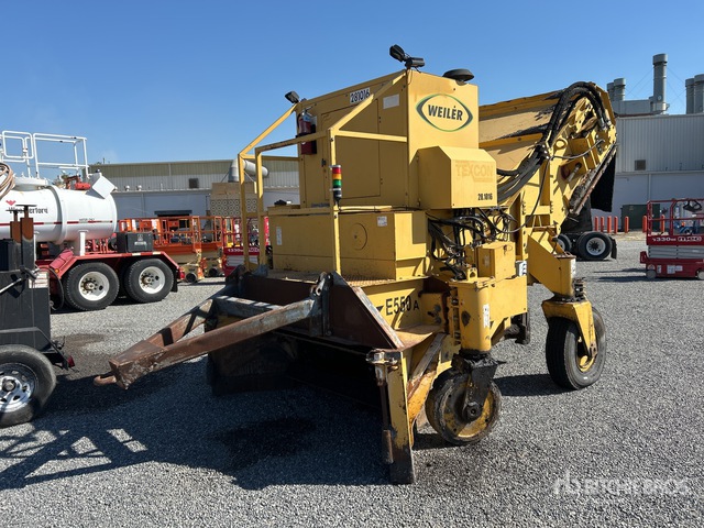 2011 Weiler E550A Windrow Elevator | Ritchie Bros. Auctioneers