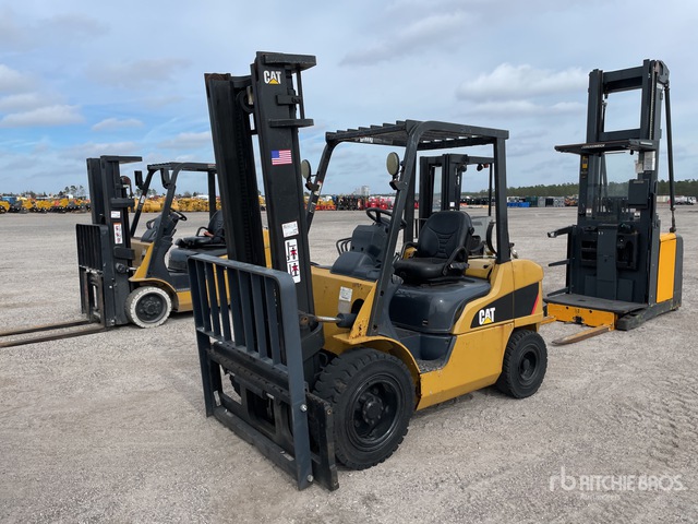 2016 Cat GP30 5800 lb Pneumatic Tire Forklift | Ritchie Bros. Auctioneers