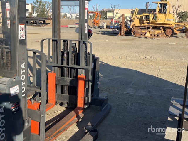 2022 Toyota 8BWS13 2500 lb Electric Stacker | Ritchie Bros. Auctioneers