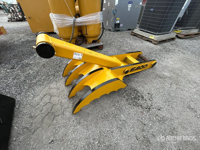 Esco 32 in Excavator Thumb - Fits RC 8/9 | Ritchie Bros. Auctioneers