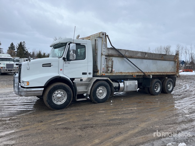 2020 Volvo VHD64B 8x4 Twin-Steer twin steer Tri/A Camión dumper ...