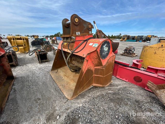 2013 Allu DH3-17 67 in Excavator Crusher Bucket | Ritchie Bros. Auctioneers