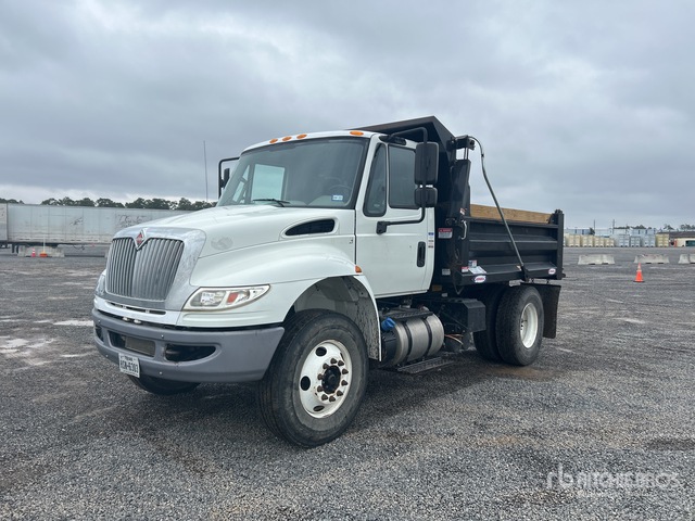 2017 International 4300 4x2 Camion à benne essieu simple | Ritchie Bros ...