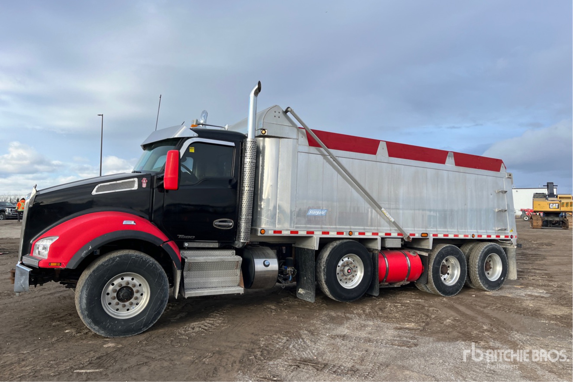 2016 Kenworth T880 8x4 Tri/A Dump Truck | Ritchie Bros. Auctioneers