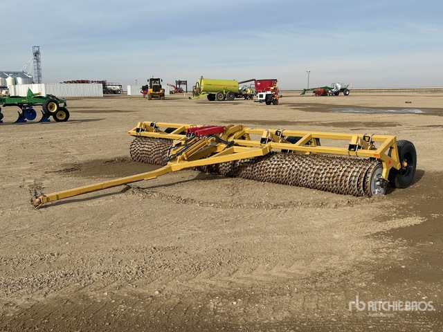 2014 Schmeiser TP18101622D 18 ft Spike Packer | Ritchie Bros. Auctioneers