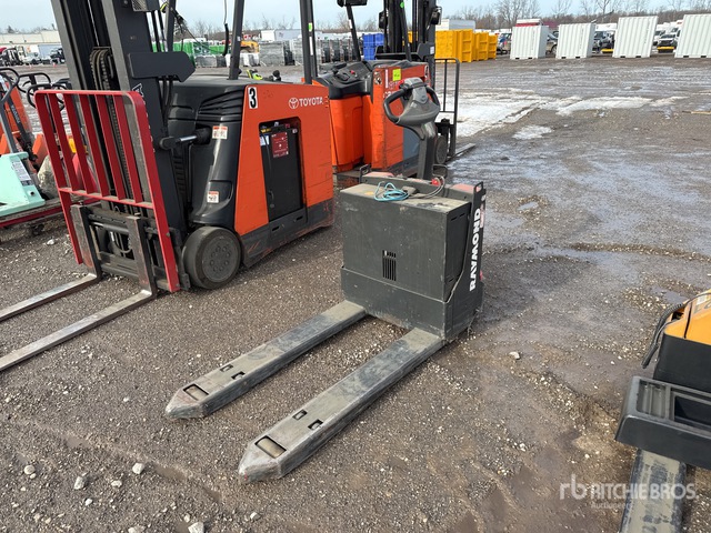 2017 Raymond 8210 Electric Pallet Jack | Ritchie Bros. Auctioneers