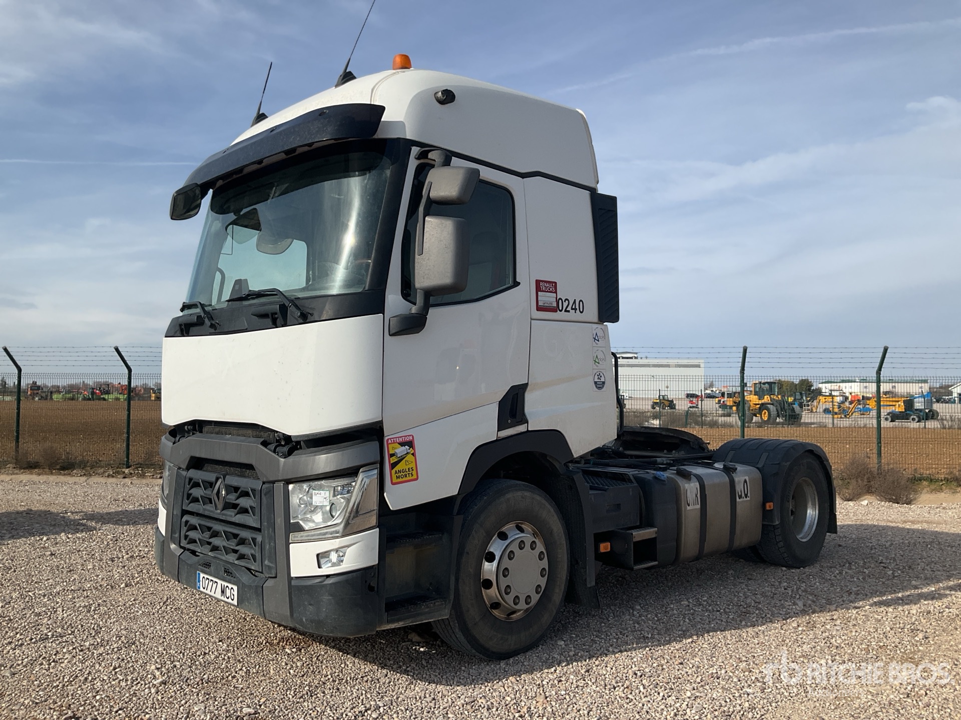 2014 Renault 4x2 S/A Sleeper Truck Tractor Varios Camion | Ritchie Bros ...