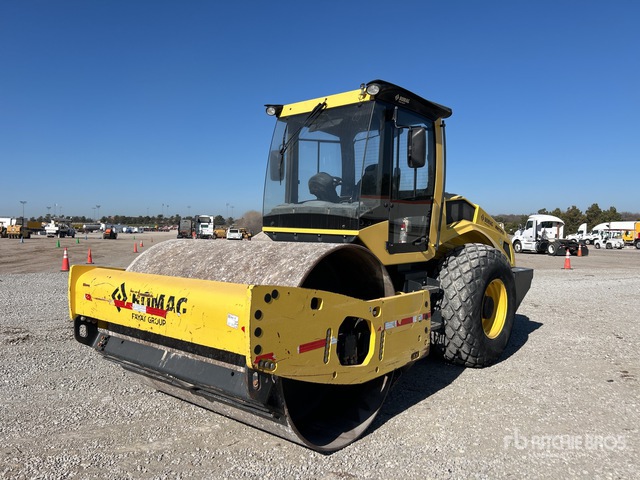 2018 Bomag BW211D-5 Smooth Drum Compactor | Ritchie Bros. Auctioneers