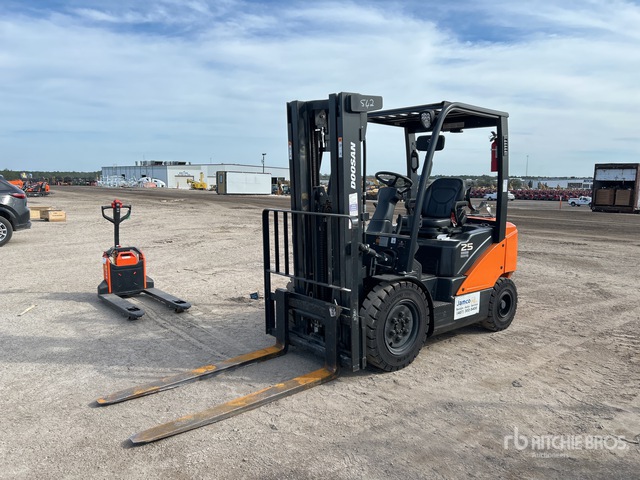2022 Doosan G25E-7 4600 lb Pneumatic Tire Forklift | Ritchie Bros ...