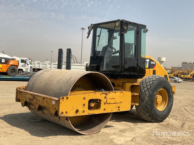 2012 Cat CS-533E Smooth Drum Compactor | Ritchie Bros. Auctioneers