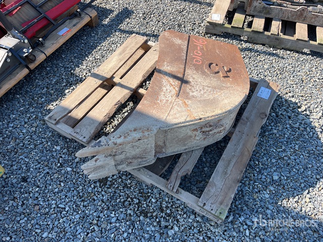 CP 12 in Digging Backhoe Rear Bucket | Ritchie Bros. Auctioneers