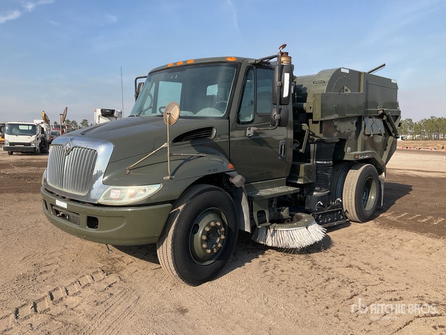 Tymco 600 on 2003 International 4200 Sweeper Truck | Ritchie Bros ...