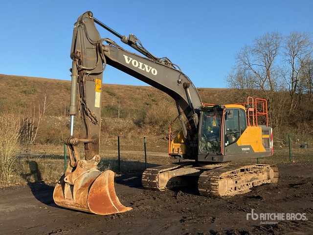 2016 Volvo EC220EL Tracked Excavator | Ritchie Bros. Auctioneers