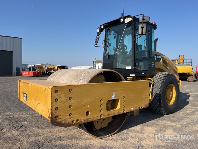 2018 Cat CS78b Smooth Drum Compactor | Ritchie Bros. Auctioneers
