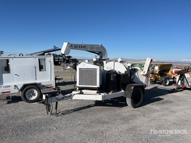 Tow-Behind Altec 1917 Contractor Tree Cutting Trailer Déchiqueteuse de ...