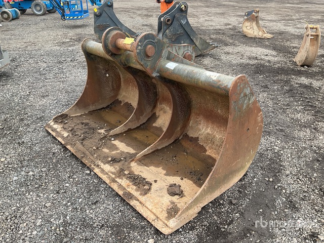 JCB JS300/330 2134 mm Cleanup Excavator Bucket | Ritchie Bros. Auctioneers