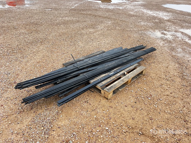Unused 24 Meter Estate Fencing Pack (17 Posts, 40 x 3M rails) Kit De ...
