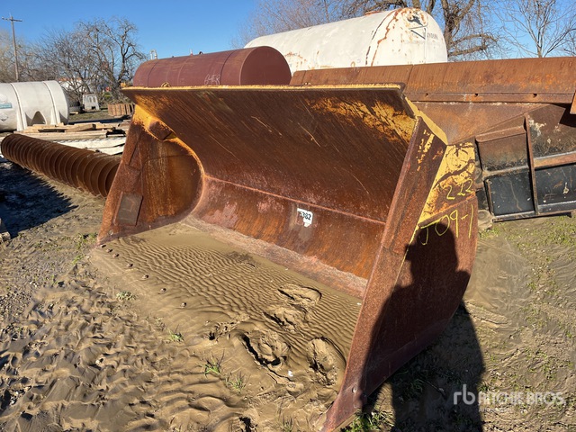 119 in Wheel Loader Bucket - Fits Cat 966 | Ritchie Bros. Auctioneers