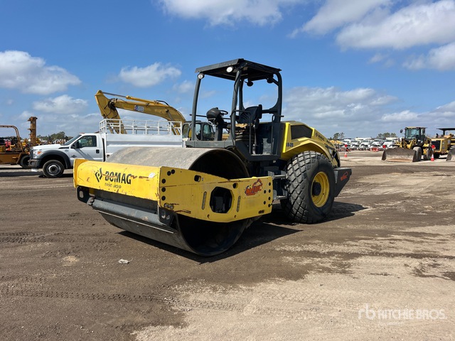 2017 Bomag BW211D-5 Smooth Drum Compactor | Ritchie Bros. Auctioneers