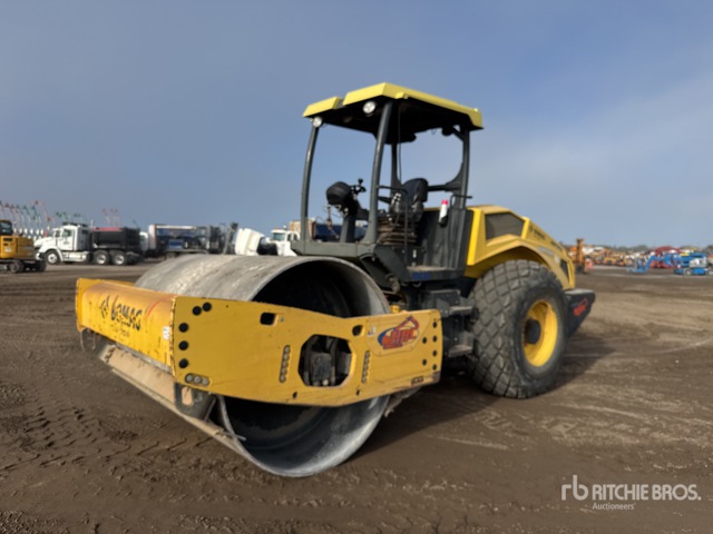 2017 Bomag BW211D-5 Smooth Drum Compactor | Ritchie Bros. Auctioneers