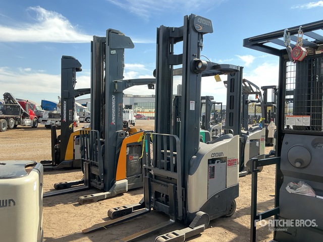 2006 Crown 5200 3500 lb Order Picker | Ritchie Bros. Auctioneers