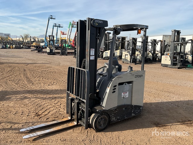 2011 Crown RC5535-35 2800 lb Order Picker | Ritchie Bros. Auctioneers