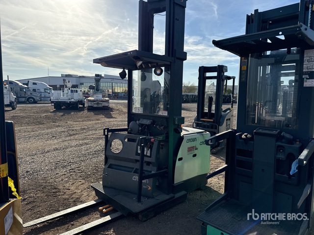 2014 Crown SP 3500 Series 3000 lb Order Picker | Ritchie Bros. Auctioneers