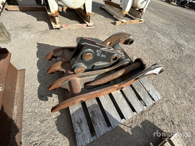 Felco 30 in Excavator Thumb - Fits Cat 325 | Ritchie Bros. Auctioneers