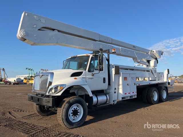 Altec A77-TE93 92 ft on 2013 International 7400 6x6 Camion nacelle | Ritchie Bros. Auctioneers