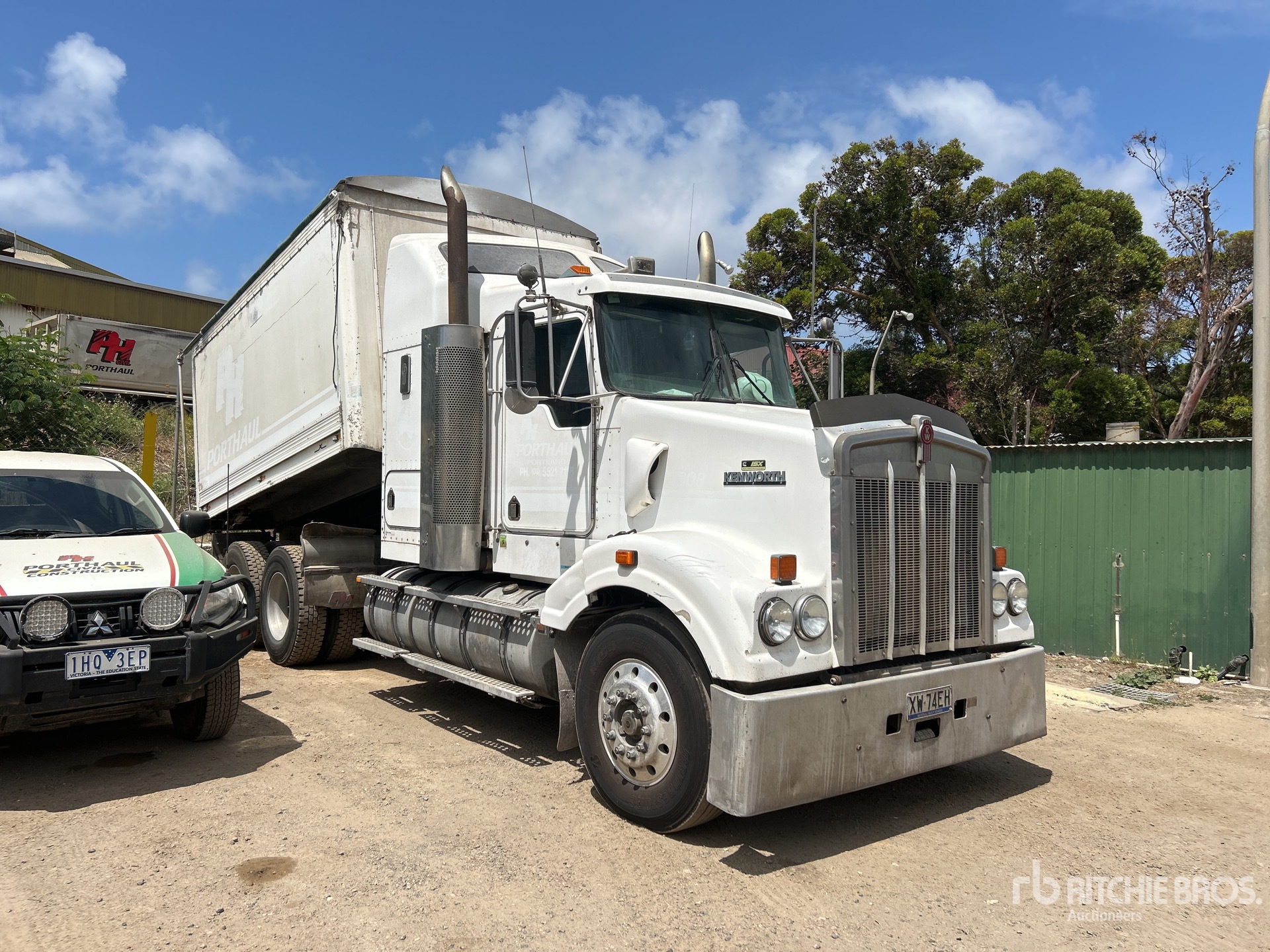 2010 Kenworth T408 SAR 6x4 Sleeper Tri/A Camión dumper | Ritchie Bros ...