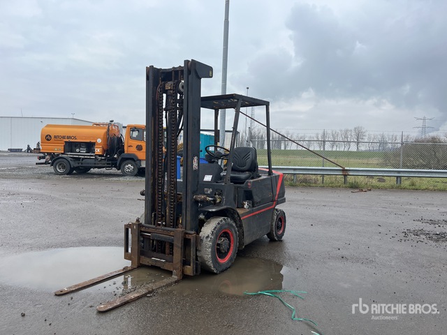 Mitsubishi FD25 Forklift | Ritchie Bros. Auctioneers