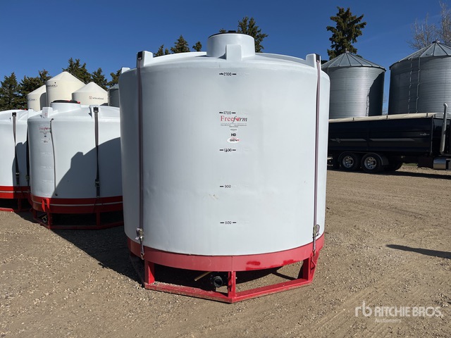 Freeform 2500 gal Poly Water Tank | Ritchie Bros. Auctioneers