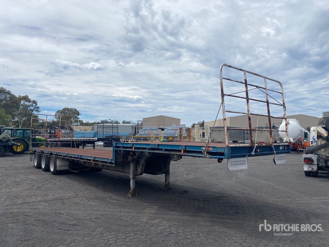 1995 Barker 13.5 m Tri/A Step Deck Trailer | Ritchie Bros. Auctioneers