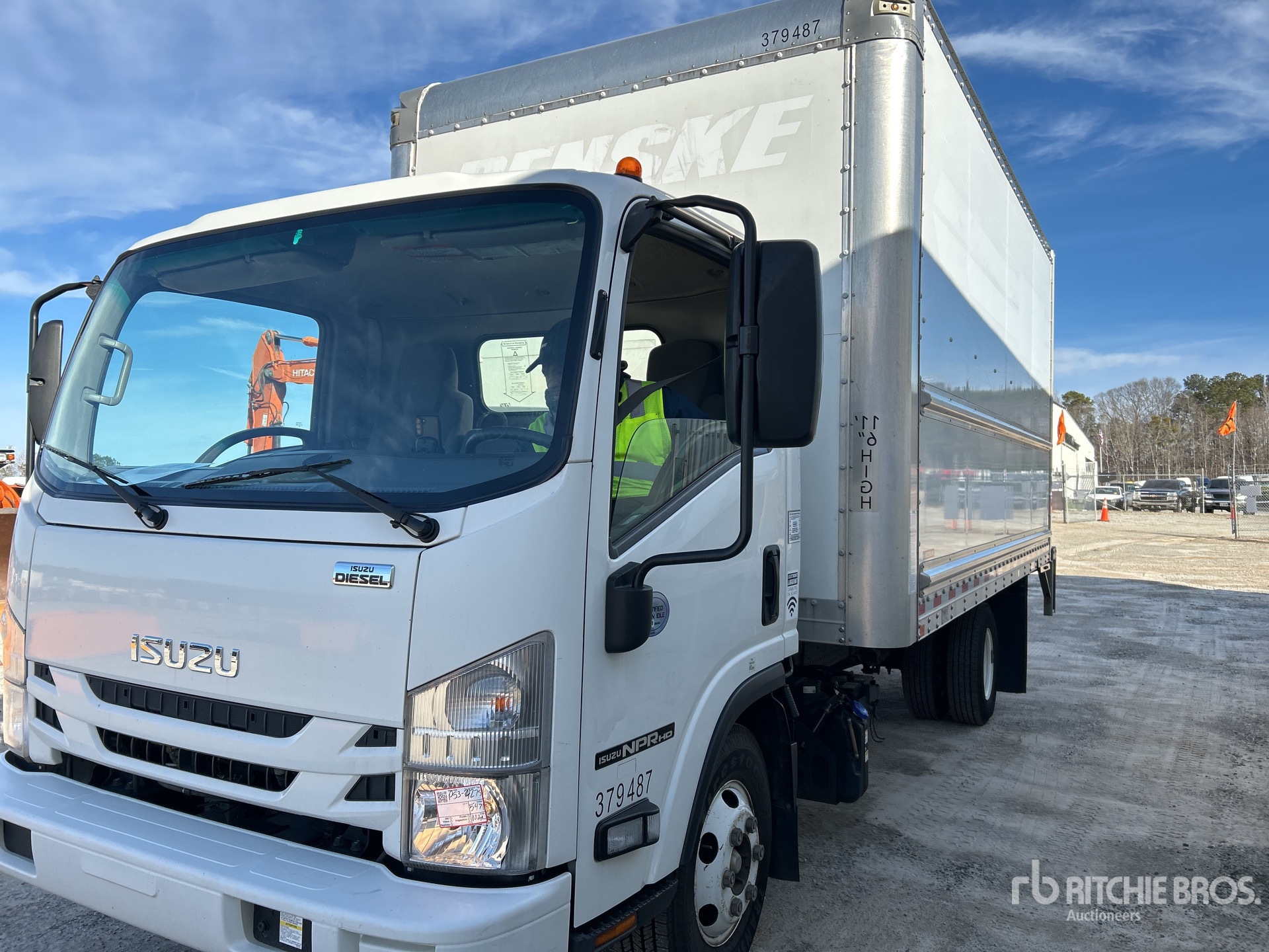 2021 Isuzu NPR COE Camion fourgon | Ritchie Bros. Auctioneers