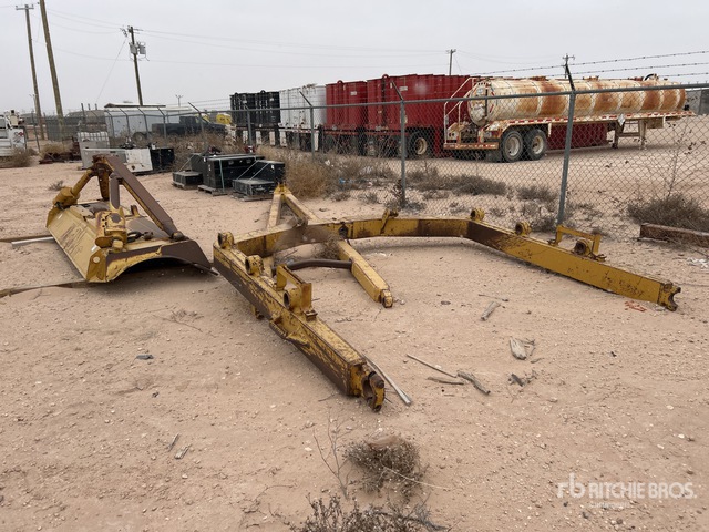 Cat 176 in Angle Dozer Blade | Ritchie Bros. Auctioneers
