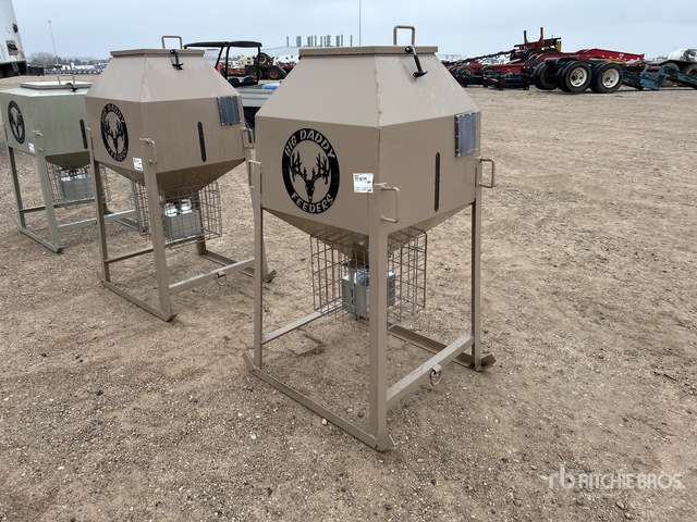 Big Daddy 700 lb Solar Corn Deer Feeder (Unused) | Ritchie Bros ...