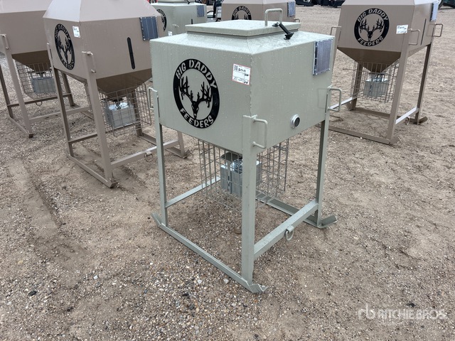 Big Daddy 500 lb Solar Corn Deer Feeder (Unused) | Ritchie Bros ...