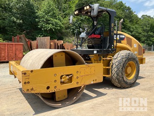 2014 Cat CS56B Smooth Drum Compactor in Oakland, New Jersey, United ...