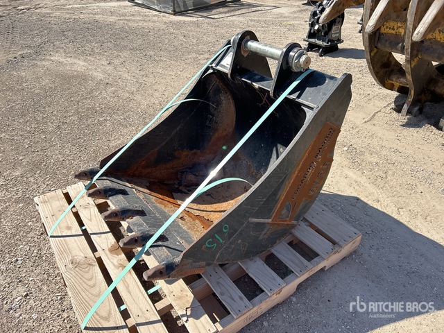 Cat 30 in Digging Godet arrière de rétrocaveuse | Ritchie Bros. Auctioneers