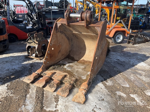 Cat 52 in Digging Excavator Bucket | Ritchie Bros. Auctioneers