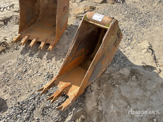 13 in Digging Backhoe Rear Bucket - Fits CAT 430F | Ritchie Bros ...