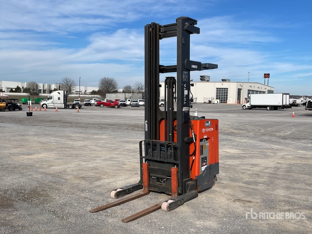 2017 Toyota 9BRU18 3500 lb Electric Forklift | Ritchie Bros. Auctioneers
