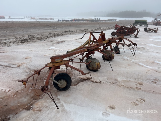 Massey Ferguson MF72 16 ft 4 Rotor Hay Tedder | Ritchie Bros. Auctioneers